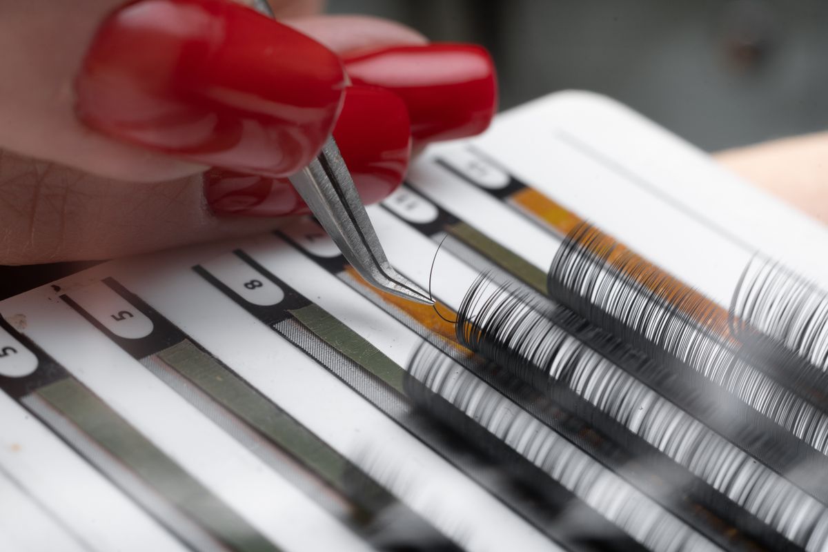 How to write a business plan for an eyelash extension salon?